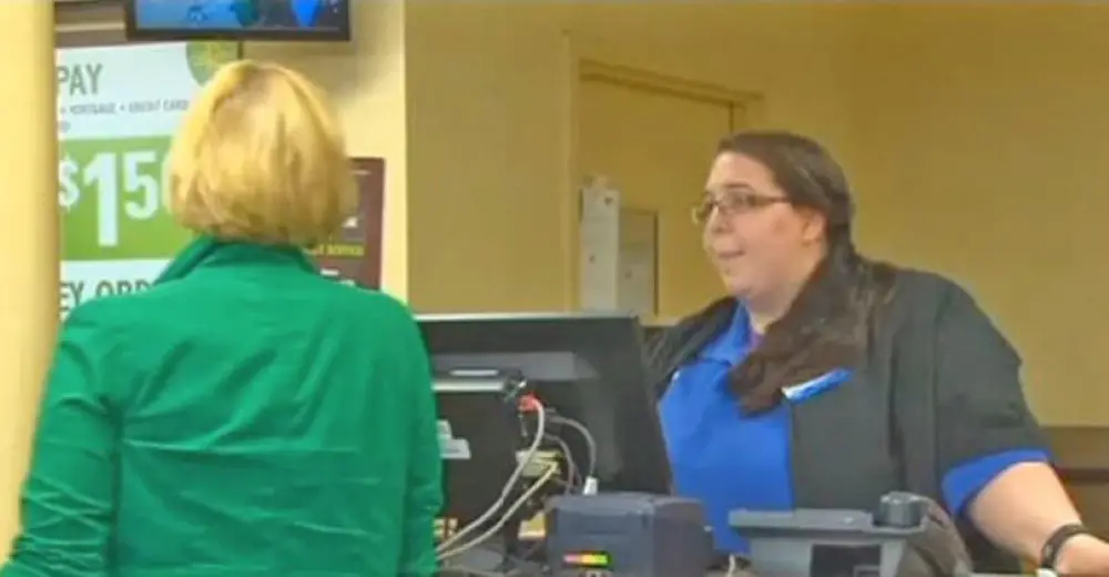 Cashier Notices Panicky Woman Is Making A Strange Purchase, Then ...