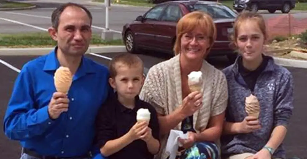 Woman Takes Random Family's Photo — But One Detail In The Photo Gives ...