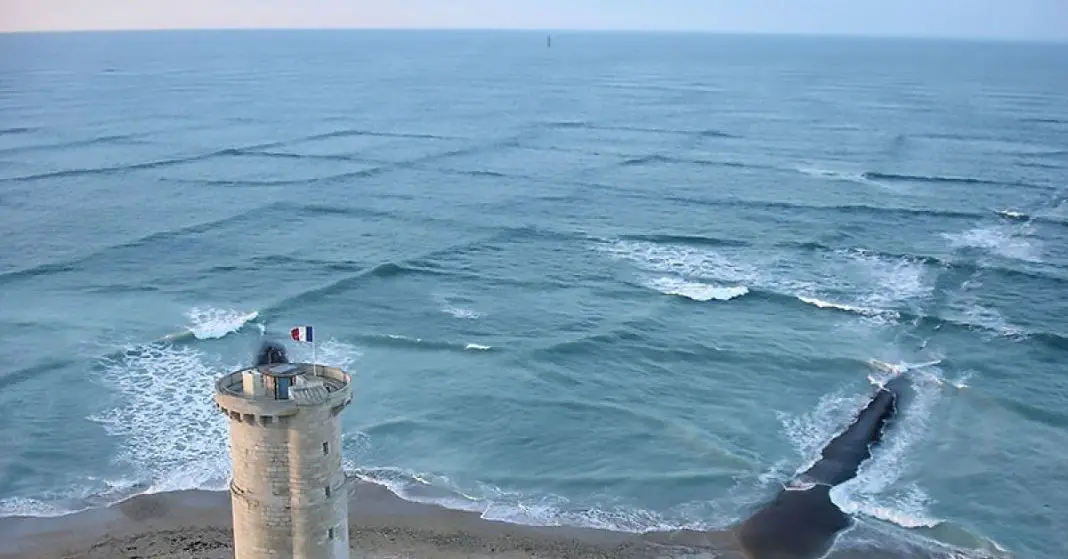 What It Means If You See Square Waves In The Ocean 